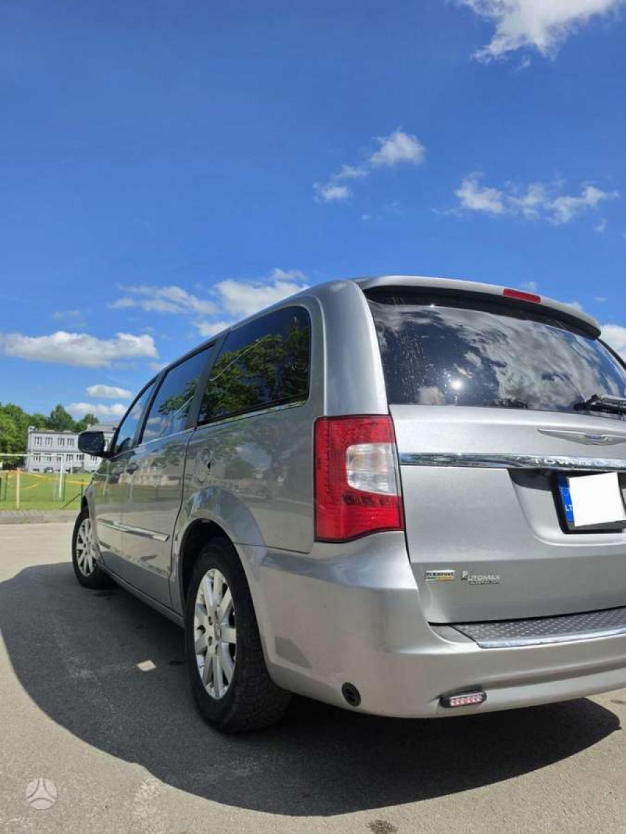 Grey Chrysler town-&-country 2016 in Plunge, with an engine capacity of 3.60 L and mileage of 226 thousand km for 7550 €, photo 4 on AUTOMOTO.COM.LV