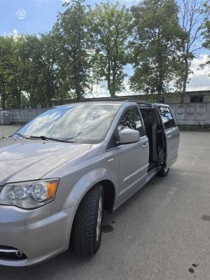Grey Chrysler town-&-country 2016 in Plunge, with an engine capacity of 3.60 L and mileage of 226 thousand km for 7550 €, photo 5 on AUTOMOTO.COM.LV