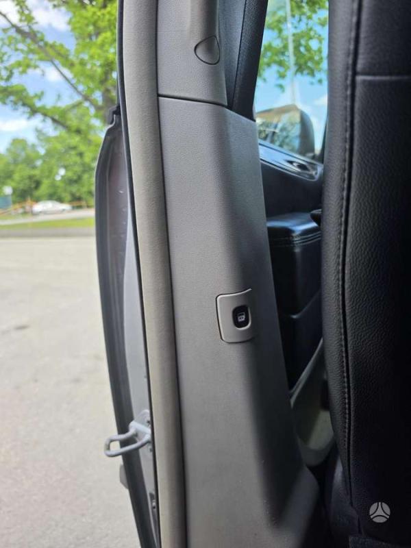 Pelēks Chrysler town-&-country 2016 Plungė, ar dzinēja tilpumu 3.60 L un nobraukumu 226 tūkst. km par 7550 €, foto 6 vietnē AUTOMOTO.COM.LV