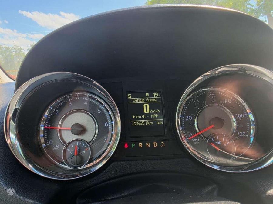 Grey Chrysler town-&-country 2016 in Plunge, with an engine capacity of 3.60 L and mileage of 226 thousand km for 7550 €, photo 8 on AUTOMOTO.COM.LV