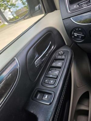 Grey Chrysler town-&-country 2016 in Plunge, with an engine capacity of 3.60 L and mileage of 226 thousand km for 7550 €, photo 10 on AUTOMOTO.COM.LV