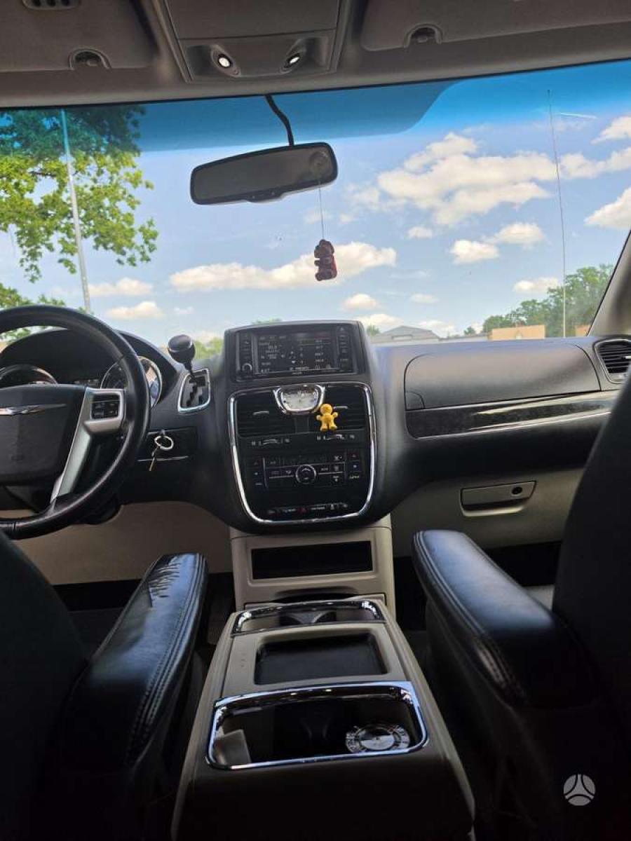 Grey Chrysler town-&-country 2016 in Plunge, with an engine capacity of 3.60 L and mileage of 226 thousand km for 7550 €, photo 12 on AUTOMOTO.COM.LV