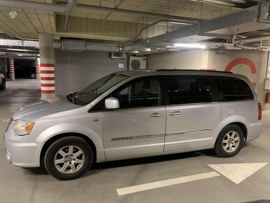 Grey Chrysler town-&-country 2011 in Vilnius, with an engine capacity of 3.60 L and mileage of 374 thousand km for 4900 €, photo 5 on AUTOMOTO.COM.LV