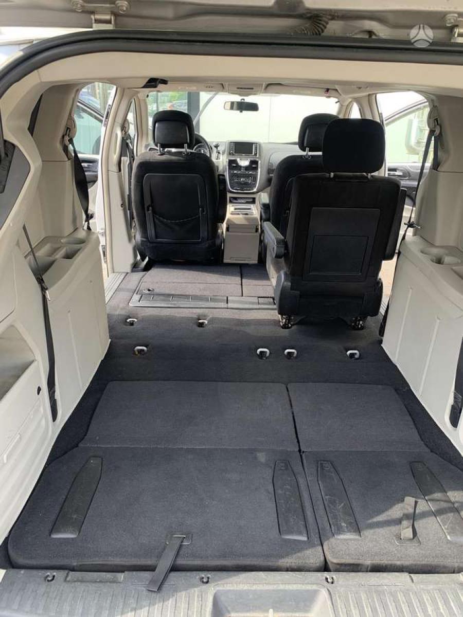 Grey Chrysler town-&-country 2011 in Vilnius, with an engine capacity of 3.60 L and mileage of 374 thousand km for 4900 €, photo 17 on AUTOMOTO.COM.LV