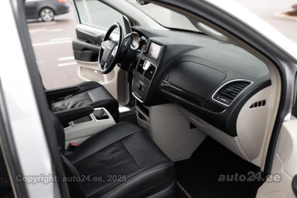 Grey Chrysler town-&-country 2012 in Tallinn, with an engine capacity of 3.60 L and mileage of 257 thousand km for 6999 €, photo 11 on AUTOMOTO.COM.LV