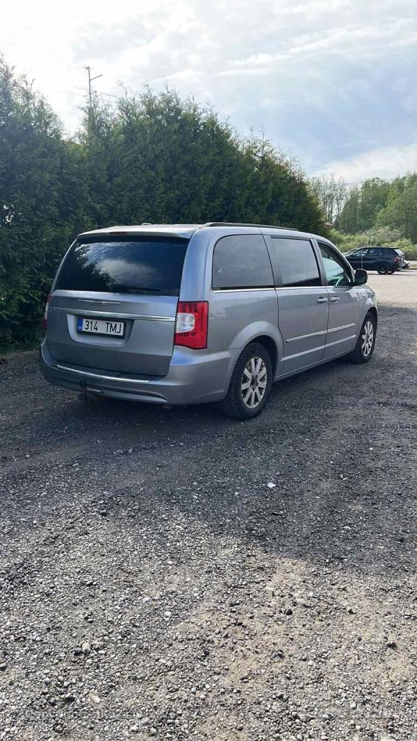 Grey Chrysler town-&-country 2012 in Tallinn, with an engine capacity of 3.60 L and mileage of 0 thousand km for 3000 €, photo 2 on AUTOMOTO.COM.LV