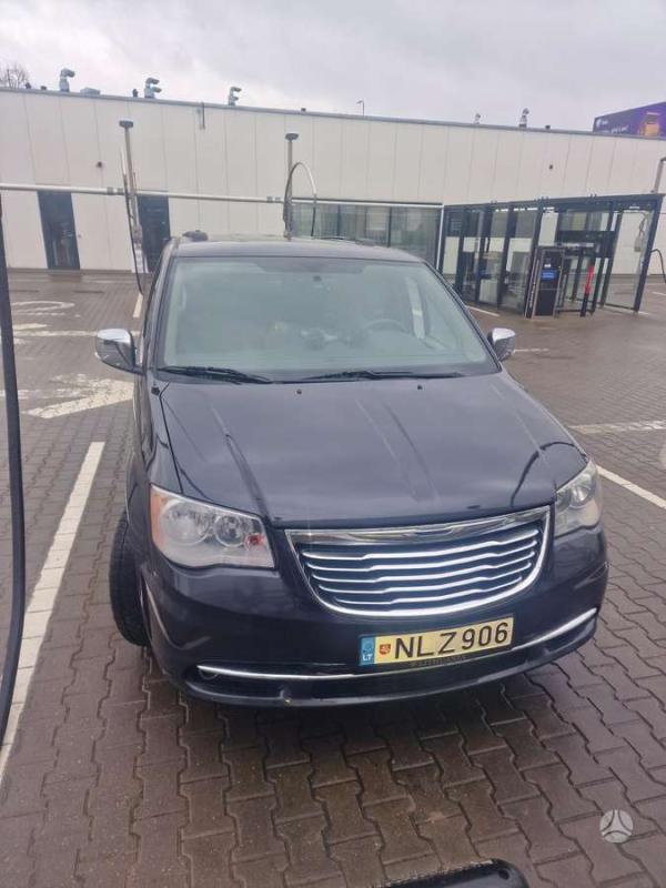 Grey Chrysler town-&-country 2013 in Kaunas, with an engine capacity of 3.60 L and mileage of 162 thousand km for 8800 €, photo 1 on AUTOMOTO.COM.LV