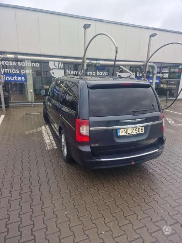 Pelēks Chrysler town-&-country 2013 Kauņa, ar dzinēja tilpumu 3.60 L un nobraukumu 162 tūkst. km par 8800 €, foto 3 vietnē AUTOMOTO.COM.LV