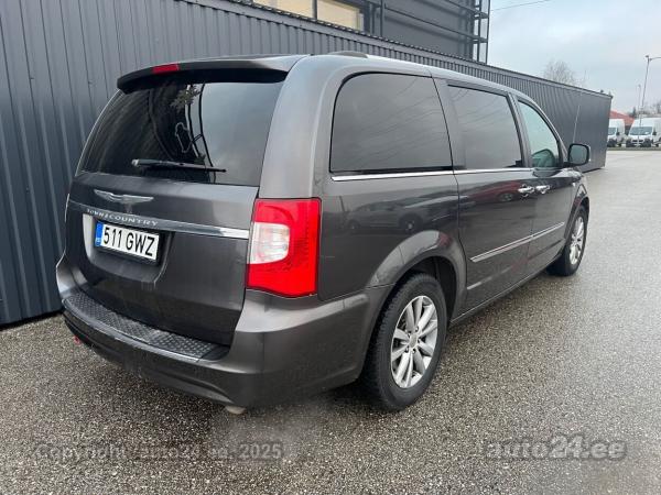 Grey Chrysler town-&-country 2014 in Tartu, with an engine capacity of 3.60 L and mileage of 179 thousand km for 4999 €, photo 5 on AUTOMOTO.COM.LV
