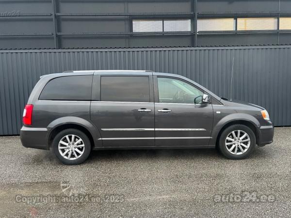 Pelēks Chrysler town-&-country 2014 Tartu, ar dzinēja tilpumu 3.60 L un nobraukumu 179 tūkst. km par 4999 €, foto 2 vietnē AUTOMOTO.COM.LV