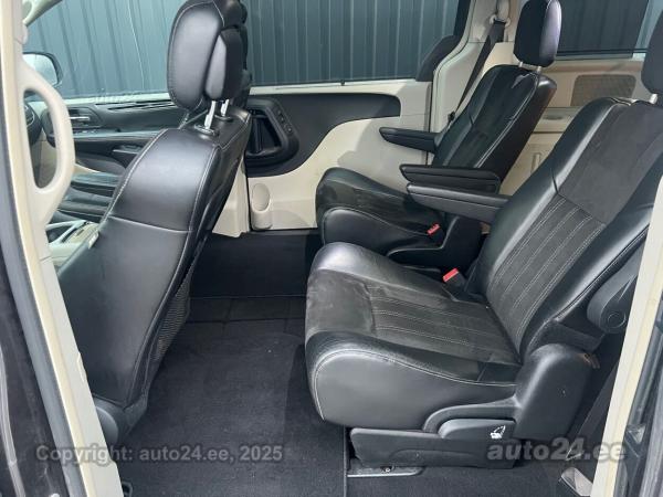 Pelēks Chrysler town-&-country 2014 Tartu, ar dzinēja tilpumu 3.60 L un nobraukumu 179 tūkst. km par 4999 €, foto 11 vietnē AUTOMOTO.COM.LV