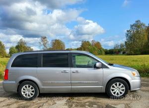 Pelēks Chrysler town-&-country 2014 Tallina, ar dzinēja tilpumu 3.60 L un nobraukumu 205 tūkst. km par 11500 €, foto  vietnē AUTOMOTO.COM.LV