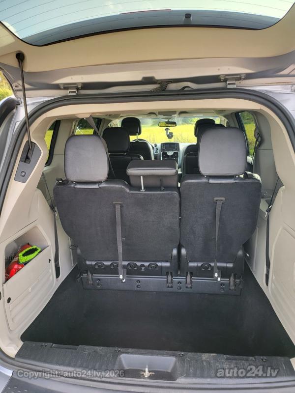 Grey Chrysler town-&-country 2014 in Tallinn, with an engine capacity of 3.60 L and mileage of 205 thousand km for 11500 €, photo 6 on AUTOMOTO.COM.LV