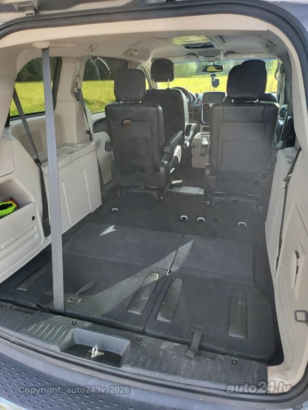 Grey Chrysler town-&-country 2014 in Tallinn, with an engine capacity of 3.60 L and mileage of 205 thousand km for 11500 €, photo 7 on AUTOMOTO.COM.LV
