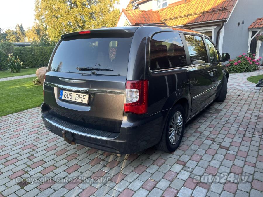 Pelēks Chrysler town-&-country 2014 Tallina, ar dzinēja tilpumu 3.60 L un nobraukumu 315 tūkst. km par 4000 €, foto 6 vietnē AUTOMOTO.COM.LV