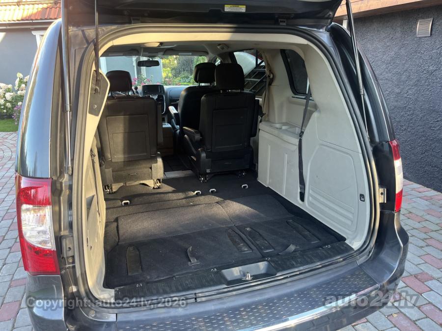 Pelēks Chrysler town-&-country 2014 Tallina, ar dzinēja tilpumu 3.60 L un nobraukumu 315 tūkst. km par 4000 €, foto 9 vietnē AUTOMOTO.COM.LV