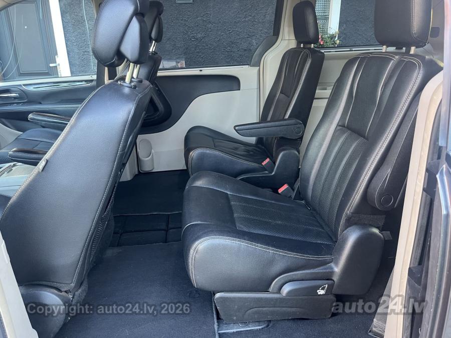 Pelēks Chrysler town-&-country 2014 Tallina, ar dzinēja tilpumu 3.60 L un nobraukumu 315 tūkst. km par 4000 €, foto 10 vietnē AUTOMOTO.COM.LV
