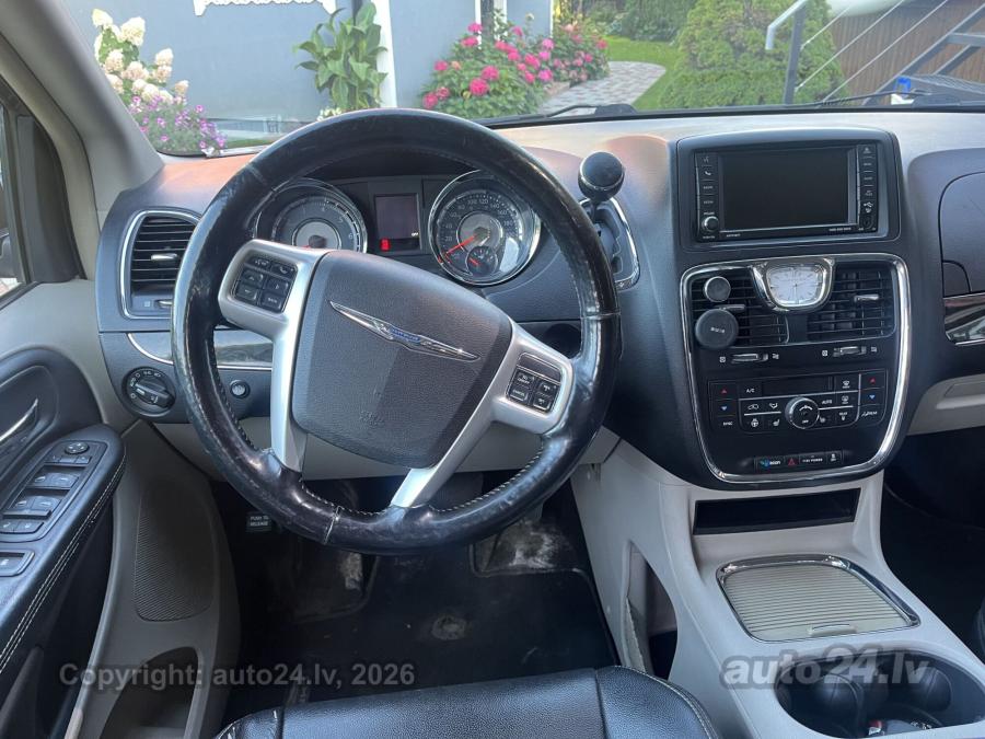 Pelēks Chrysler town-&-country 2014 Tallina, ar dzinēja tilpumu 3.60 L un nobraukumu 315 tūkst. km par 4000 €, foto 12 vietnē AUTOMOTO.COM.LV