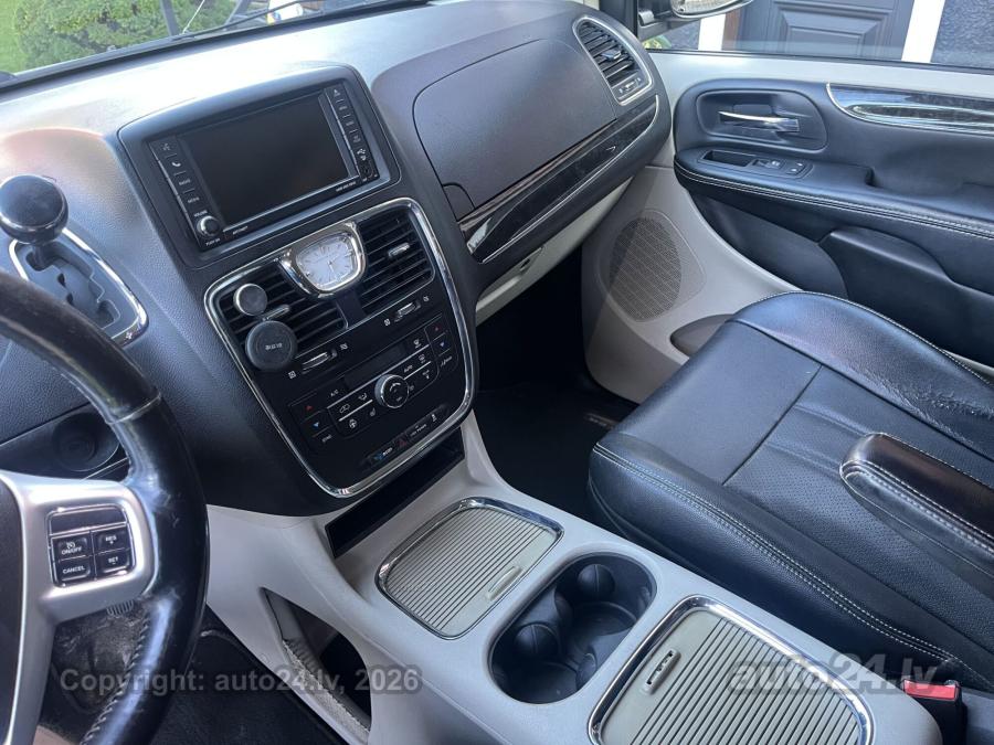 Pelēks Chrysler town-&-country 2014 Tallina, ar dzinēja tilpumu 3.60 L un nobraukumu 315 tūkst. km par 4000 €, foto 13 vietnē AUTOMOTO.COM.LV