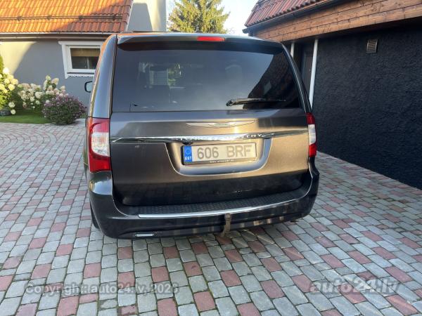 Pelēks Chrysler town-&-country 2014 Tallina, ar dzinēja tilpumu 3.60 L un nobraukumu 315 tūkst. km par 4000 €, foto 5 vietnē AUTOMOTO.COM.LV