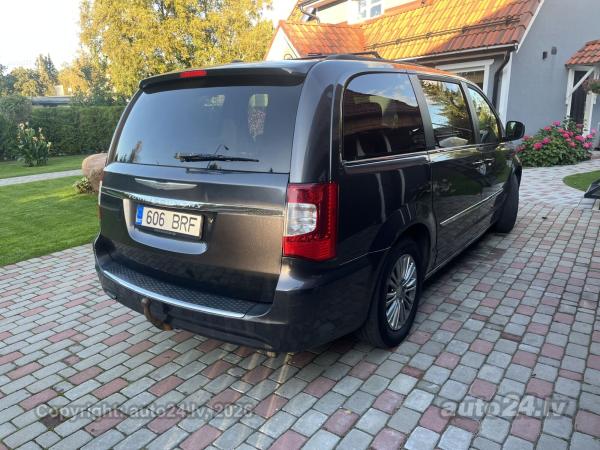 Pelēks Chrysler town-&-country 2014 Tallina, ar dzinēja tilpumu 3.60 L un nobraukumu 315 tūkst. km par 4000 €, foto 6 vietnē AUTOMOTO.COM.LV