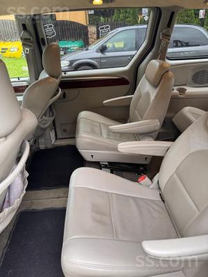 Chrysler town-&-country 2005 in Ogre, with an engine capacity of 3.80 L and mileage of 273 thousand km for 2500 €, photo 5 on AUTOMOTO.COM.LV