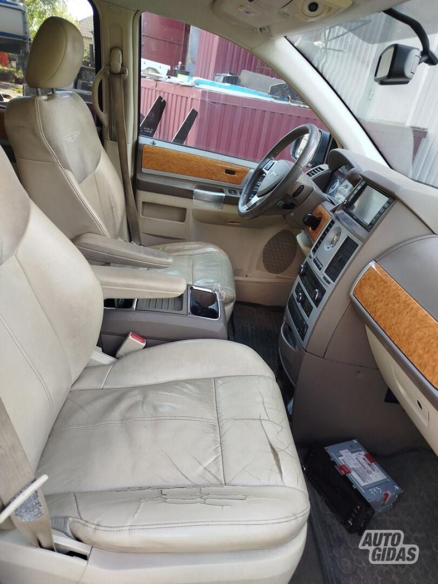 Chrysler town-&-country 2008 Šauļi, ar dzinēja tilpumu 4.00 L un nobraukumu 247 tūkst. km par 1550 €, foto 6 vietnē AUTOMOTO.COM.LV