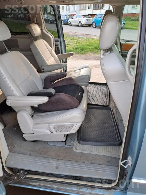 Chrysler town-&-country 2008 in Riga, with an engine capacity of 4.00 L and mileage of 320 thousand km for 2850 €, photo 3 on AUTOMOTO.COM.LV