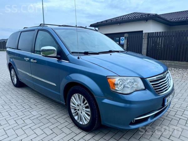Chrysler town-&-country 2011 in Riga, with an engine capacity of 3.60 L and mileage of 331 thousand km for 3500 €, photo 2 on AUTOMOTO.COM.LV