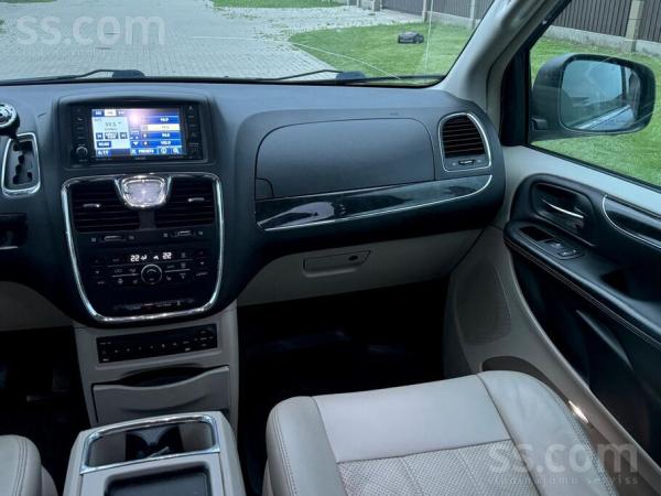 Chrysler town-&-country 2011 in Riga, with an engine capacity of 3.60 L and mileage of 331 thousand km for 3500 €, photo 8 on AUTOMOTO.COM.LV