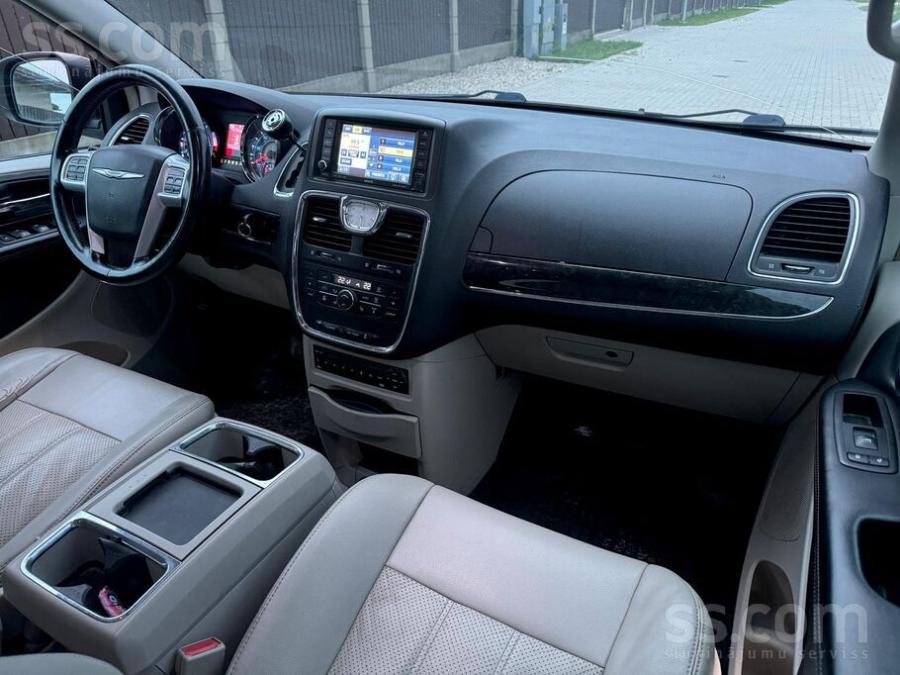 Chrysler town-&-country 2011 in Riga, with an engine capacity of 3.60 L and mileage of 331 thousand km for 3500 €, photo 9 on AUTOMOTO.COM.LV