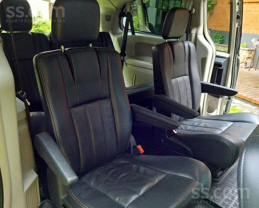 Chrysler town-&-country 2012 in Riga, with an engine capacity of 3.60 L and mileage of 331 thousand km for 5100 €, photo 19 on AUTOMOTO.COM.LV