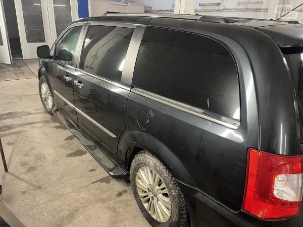 Chrysler town-&-country 2012 in Kretinga, with an engine capacity of 3.60 L and mileage of 202 thousand km for 3000 €, photo 6 on AUTOMOTO.COM.LV
