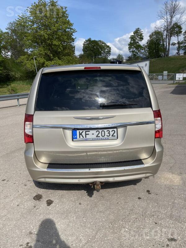 Chrysler town-&-country 2014 in Talsi, with an engine capacity of 3.60 L and mileage of 212 thousand km for 6500 €, photo 5 on AUTOMOTO.COM.LV