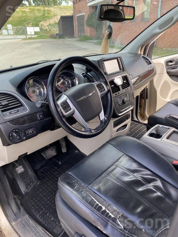 Chrysler town-&-country 2014 in Talsi, with an engine capacity of 3.60 L and mileage of 212 thousand km for 6500 €, photo 6 on AUTOMOTO.COM.LV