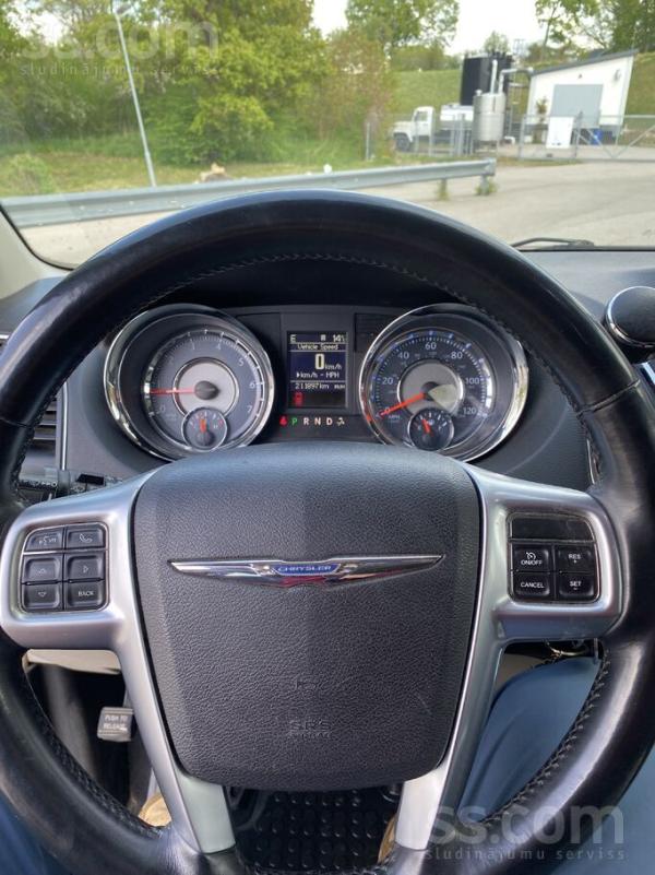 Chrysler town-&-country 2014 in Talsi, with an engine capacity of 3.60 L and mileage of 212 thousand km for 6500 €, photo 7 on AUTOMOTO.COM.LV