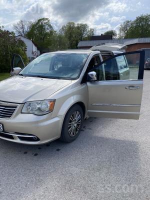 Chrysler town-&-country 2014 in Talsi, with an engine capacity of 3.60 L and mileage of 212 thousand km for 6500 €, photo 3 on AUTOMOTO.COM.LV