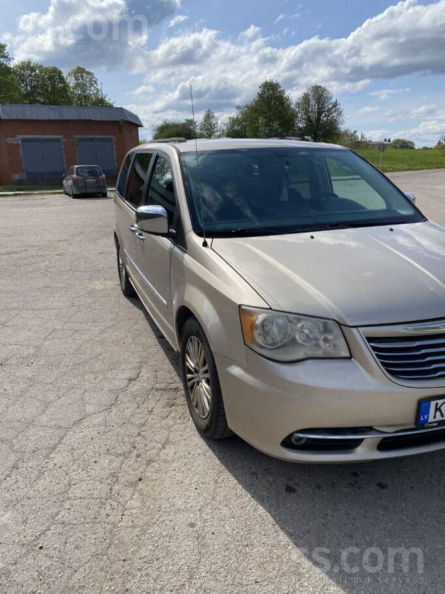 Chrysler town-&-country 2014 in Talsi, with an engine capacity of 3.60 L and mileage of 212 thousand km for 6500 €, photo 4 on AUTOMOTO.COM.LV