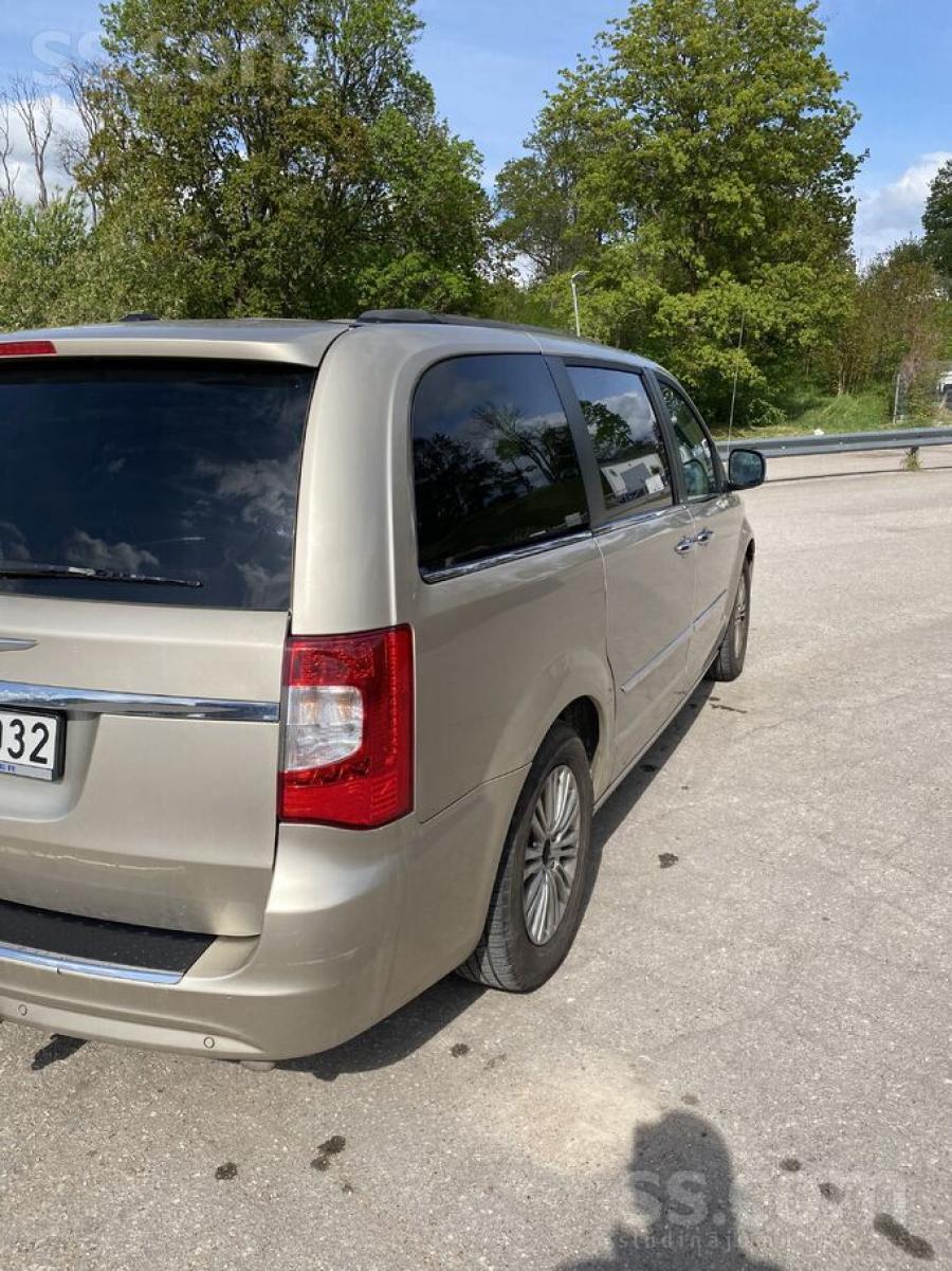 Chrysler town-&-country 2014 in Talsi, with an engine capacity of 3.60 L and mileage of 212 thousand km for 6500 €, photo 5 on AUTOMOTO.COM.LV