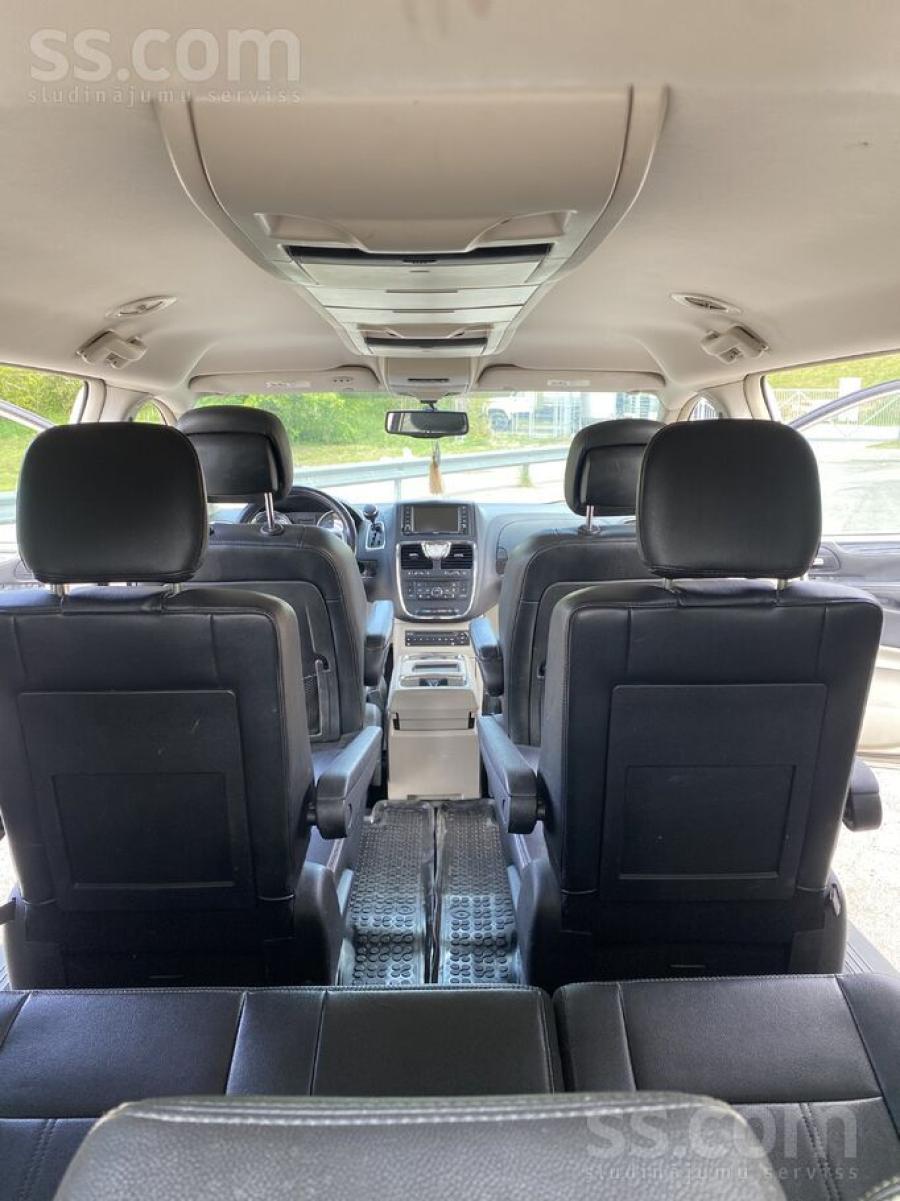 Chrysler town-&-country 2014 in Talsi, with an engine capacity of 3.60 L and mileage of 212 thousand km for 6500 €, photo 12 on AUTOMOTO.COM.LV
