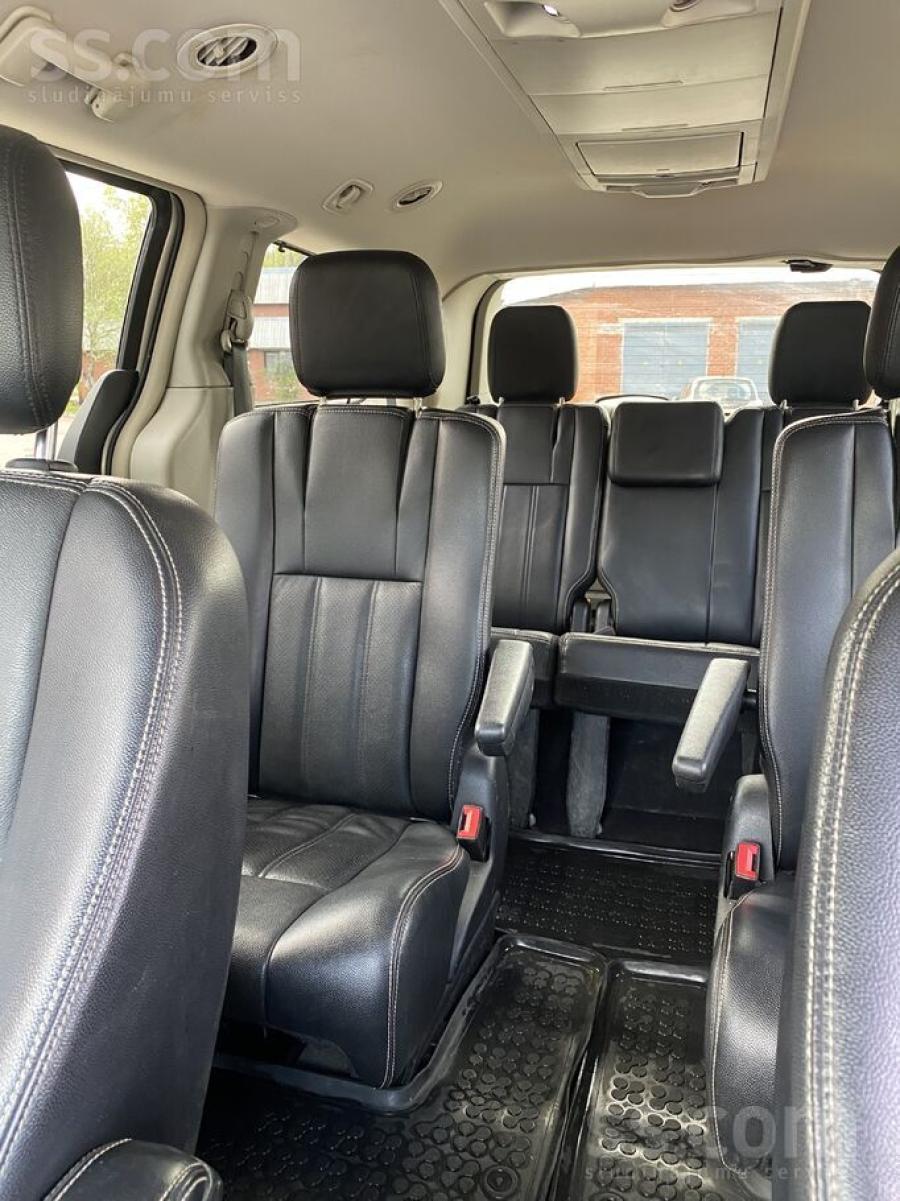 Chrysler town-&-country 2014 in Talsi, with an engine capacity of 3.60 L and mileage of 212 thousand km for 6500 €, photo 13 on AUTOMOTO.COM.LV