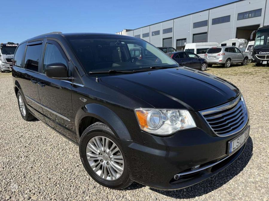 Chrysler town-&-country 2015 in Vilnius, with an engine capacity of 3.60 L and mileage of 216 thousand km for 6900 €, photo 3 on AUTOMOTO.COM.LV