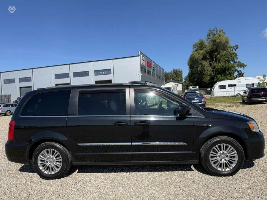 Chrysler town-&-country 2015 in Vilnius, with an engine capacity of 3.60 L and mileage of 216 thousand km for 6900 €, photo 9 on AUTOMOTO.COM.LV