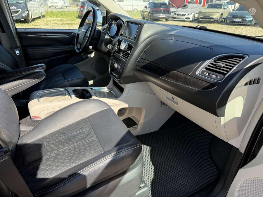 Chrysler town-&-country 2015 in Vilnius, with an engine capacity of 3.60 L and mileage of 216 thousand km for 6900 €, photo 15 on AUTOMOTO.COM.LV