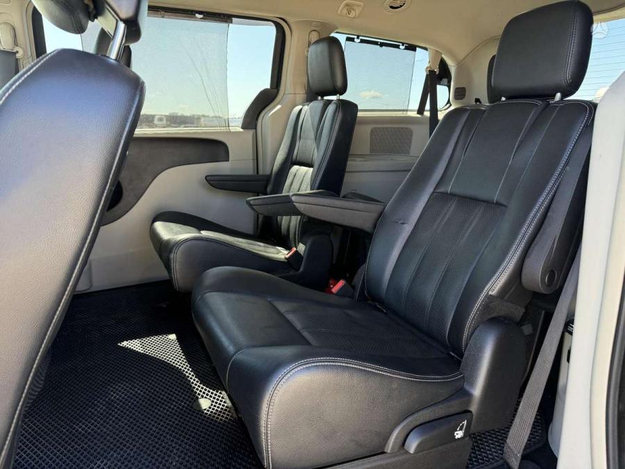 Chrysler town-&-country 2015 in Vilnius, with an engine capacity of 3.60 L and mileage of 216 thousand km for 6900 €, photo 17 on AUTOMOTO.COM.LV