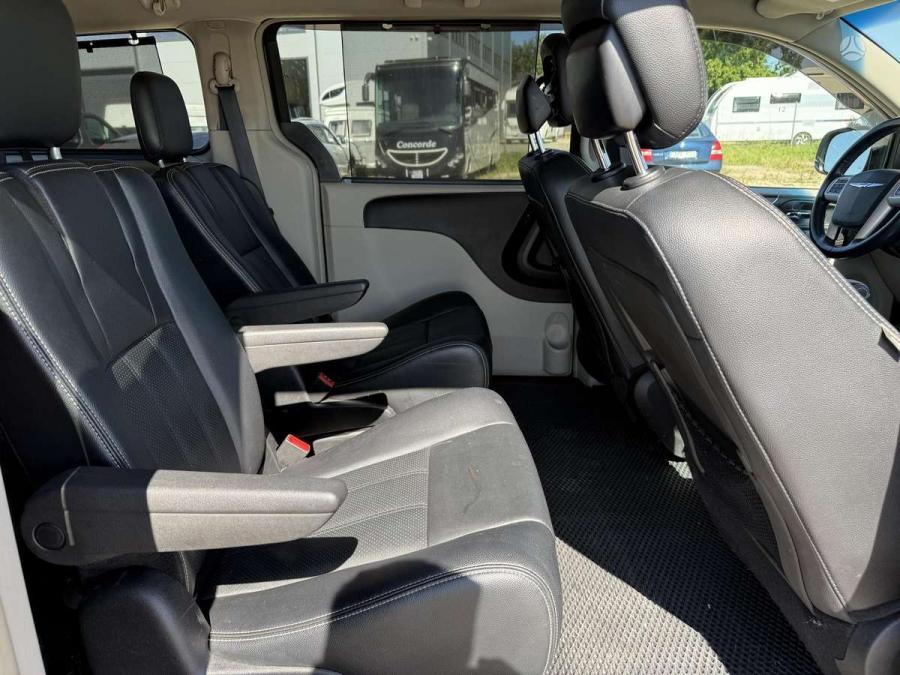 Chrysler town-&-country 2015 in Vilnius, with an engine capacity of 3.60 L and mileage of 216 thousand km for 6900 €, photo 23 on AUTOMOTO.COM.LV
