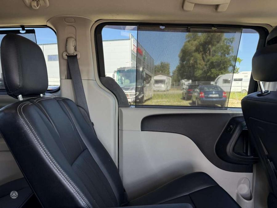 Chrysler town-&-country 2015 in Vilnius, with an engine capacity of 3.60 L and mileage of 216 thousand km for 6900 €, photo 24 on AUTOMOTO.COM.LV
