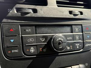 Chrysler town-&-country 2015 in Vilnius, with an engine capacity of 3.60 L and mileage of 216 thousand km for 6900 €, photo 31 on AUTOMOTO.COM.LV