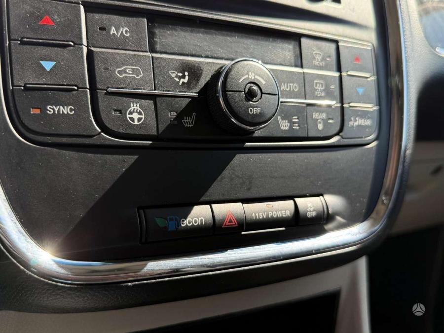 Chrysler town-&-country 2015 in Vilnius, with an engine capacity of 3.60 L and mileage of 216 thousand km for 6900 €, photo 34 on AUTOMOTO.COM.LV