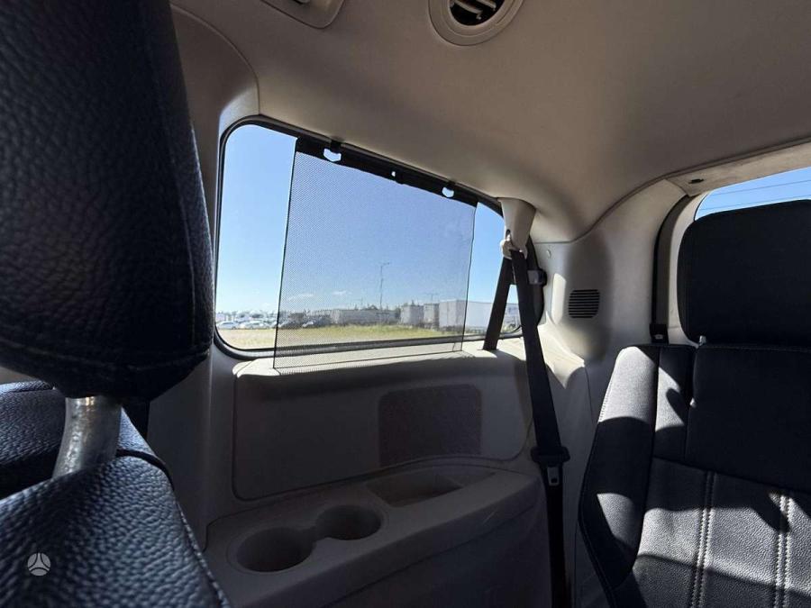 Chrysler town-&-country 2015 in Vilnius, with an engine capacity of 3.60 L and mileage of 216 thousand km for 6900 €, photo 36 on AUTOMOTO.COM.LV